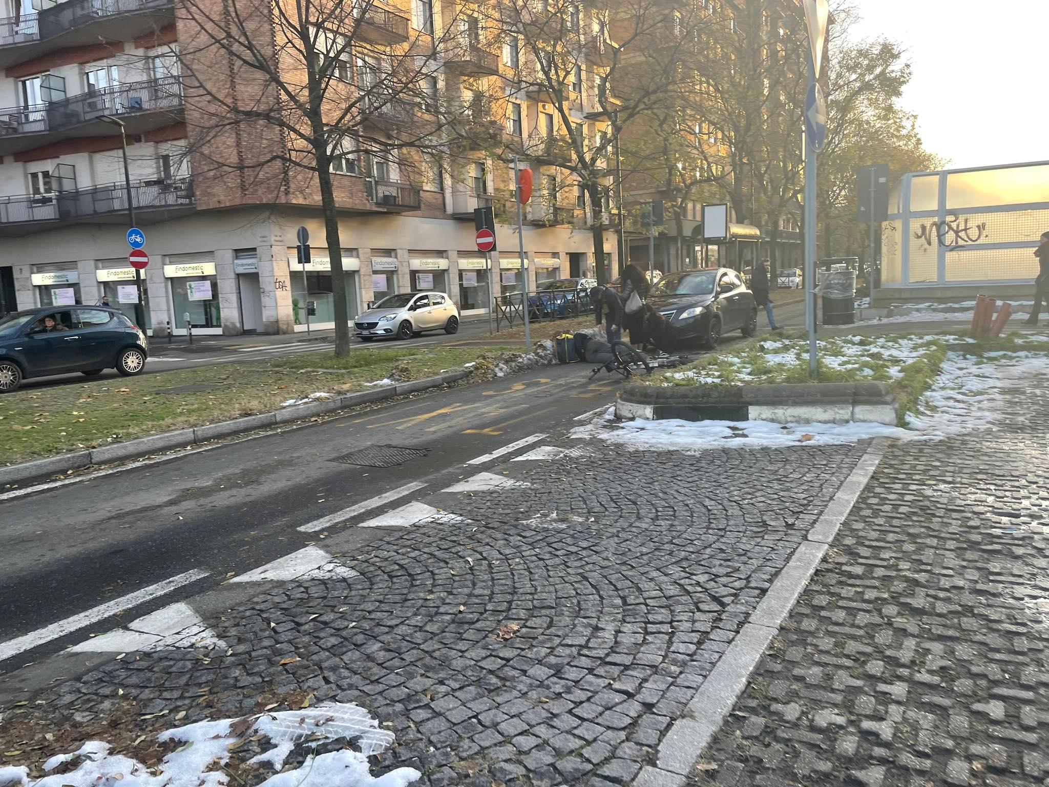 Piazza Rivoli, auto proveniente dalla corsia riservata investe rider in ...